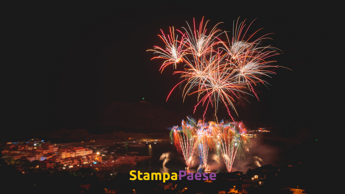 La magie de la pyrotechnie dans le ciel de l'Ile-Rousse | Stampa Paese