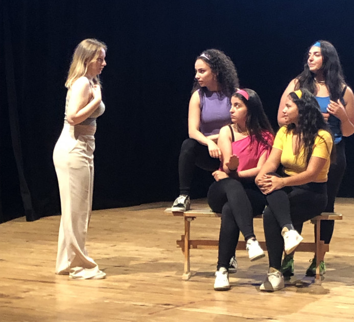 Des étudiantes de la licence Arts du spectacle jouent "Ces filles là" d ...